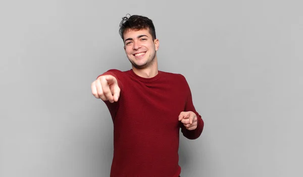 Wijzend op je emoticonStock-fotos, royaltyfrie Wijzend op je emoticon ...