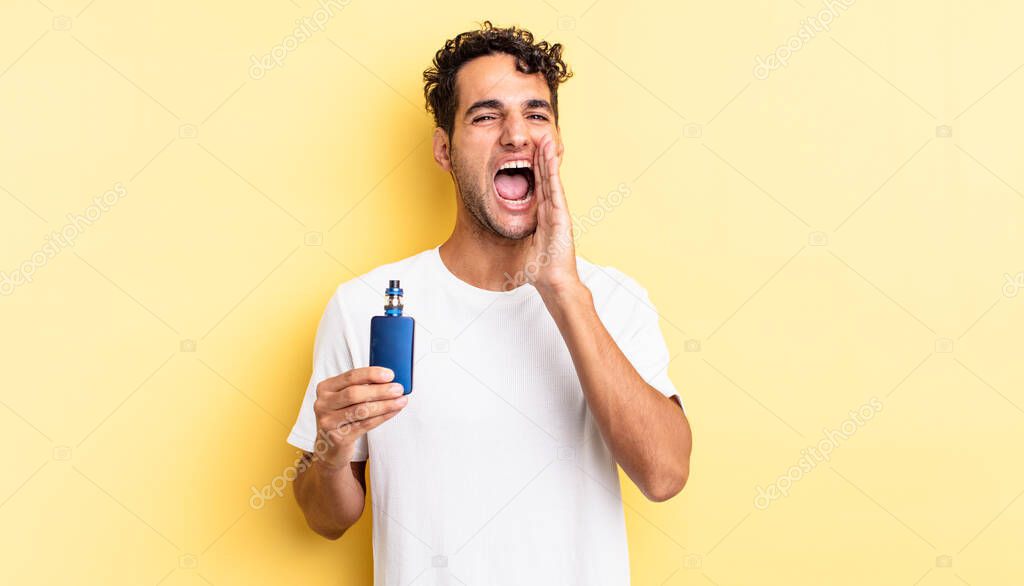 hombre guapo hispano sentirse feliz, dando un gran grito con las manos ...