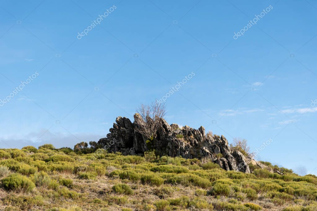 Vista horizontal del paisaje de algunas rocas en la cima de una montaña ...