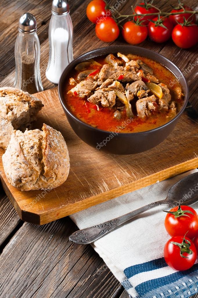 Sopa de gulash con pimentón. 2023