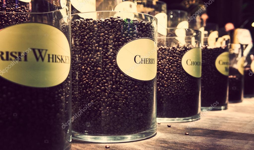 Frascos de vidrio con diferentes sabores café en exhibición 2022