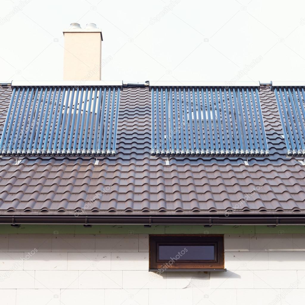 Sistema solar de calentamiento de agua al vacío en el techo de una casa ...
