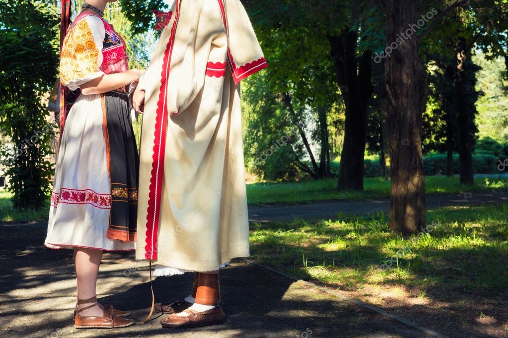 Jovem casal anônimo em trajes folclóricos fotos, imagens de ...