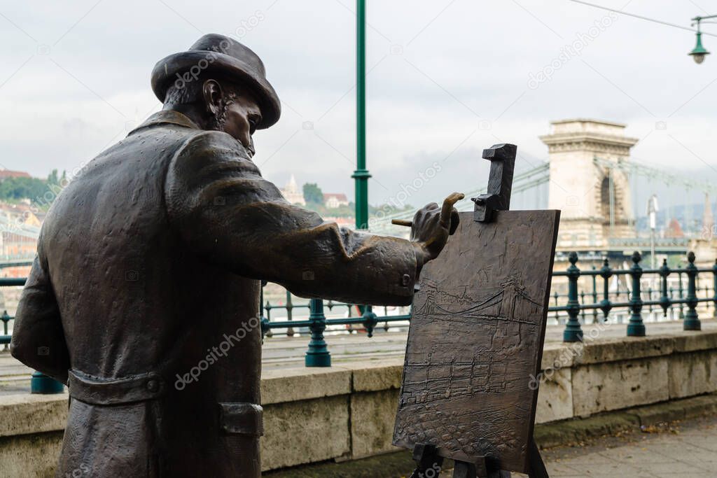 Estatua del pintor húngaro Ignac Roskovics a lo largo del paseo ...