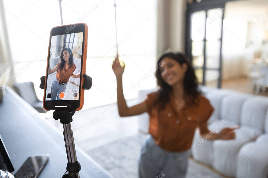 Joven influencer grabando contenido de vídeo, bailando en cámara en ...