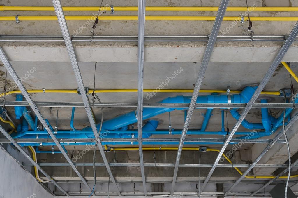 tubería de pvc en el techo del edificio 2023