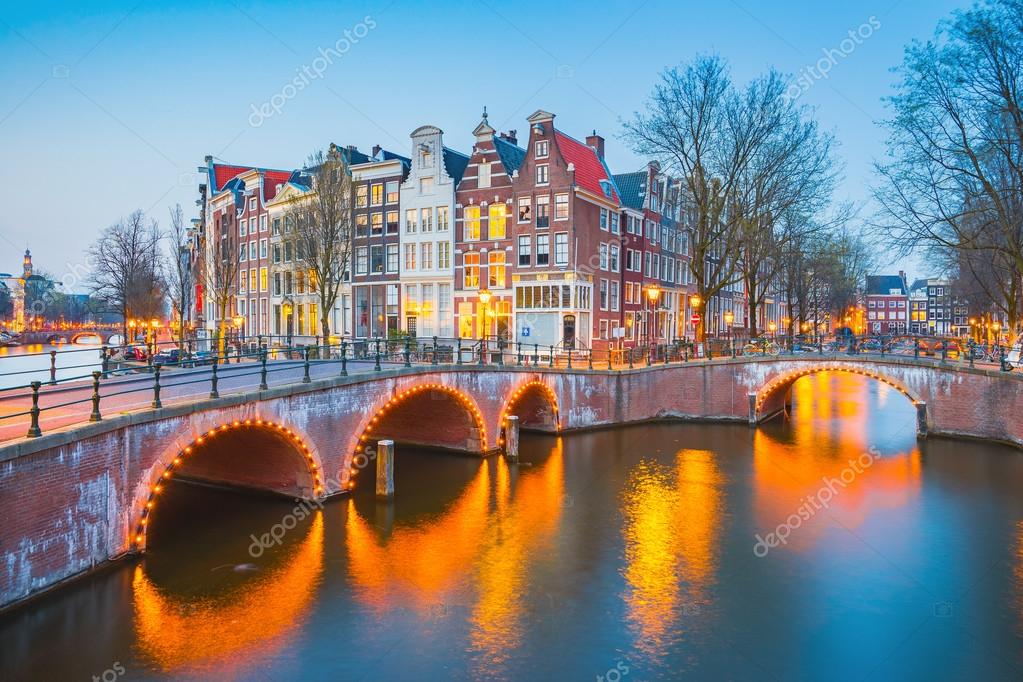 Prachtig uitzicht over de Amsterdamse grachten met de typische ...