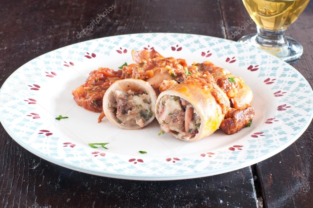 calamar relleno cocido en una sartén con tomate 2023