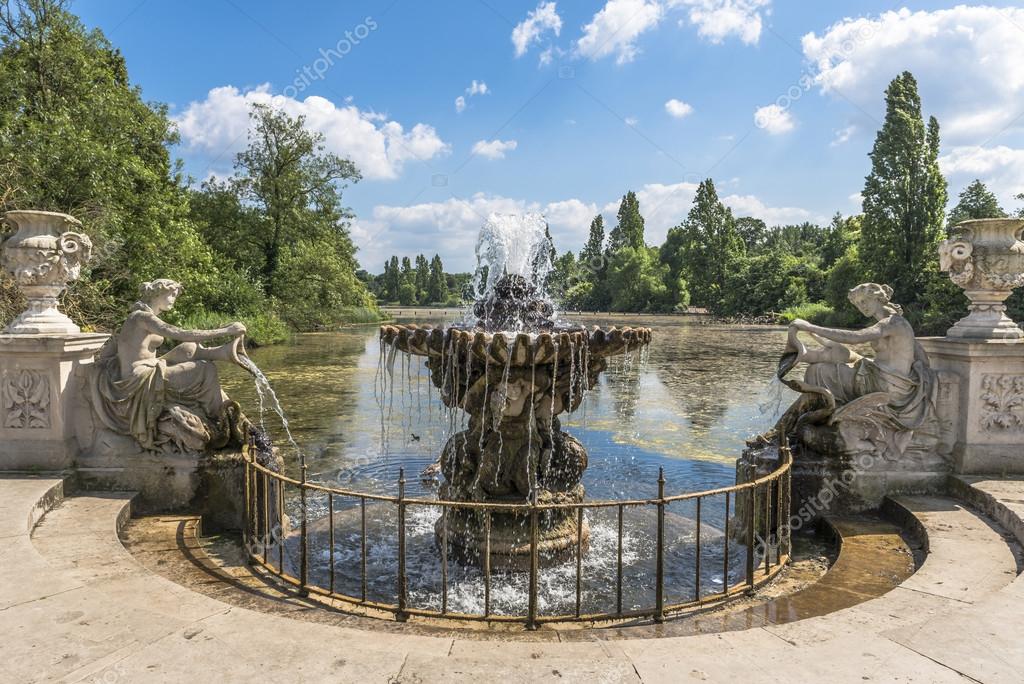 Fountain with flowing water in Hyde Park, London, UK – Stock Editorial ...