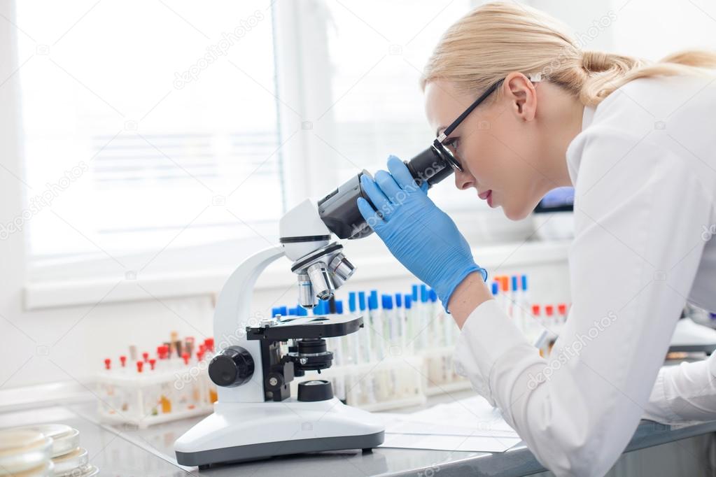 Joven investigador alegre est haciendo un an lisis m s cercano 2024