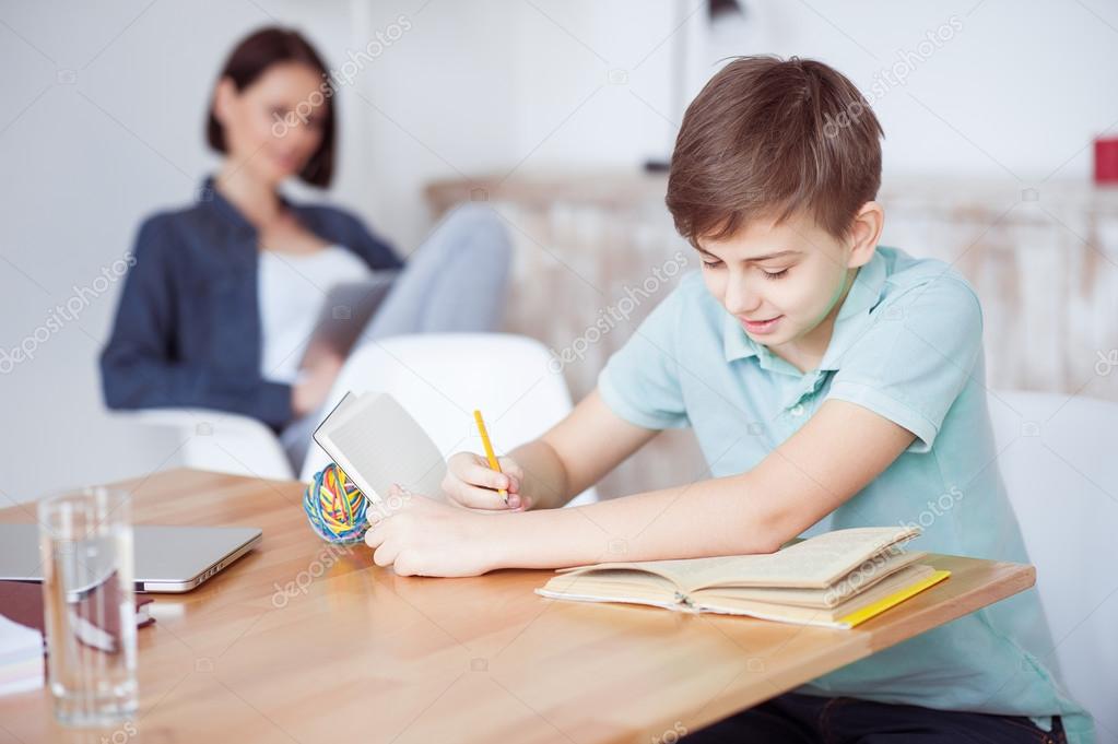 Joven adolescente estudiando en el escritorio 2023