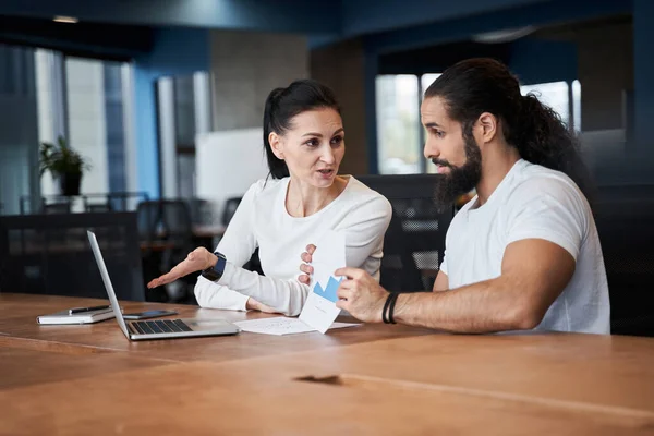Woman explaining something to her colleague - Stock Image - Everypixel