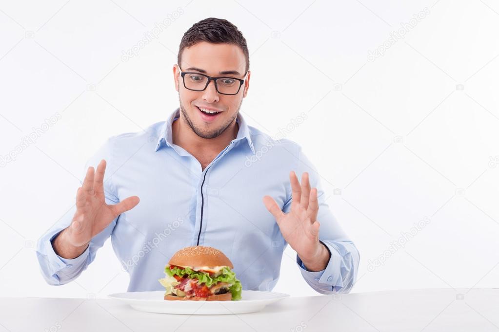 Joven hombre en forma alegre es muy hambriento: fotografía de stock ...
