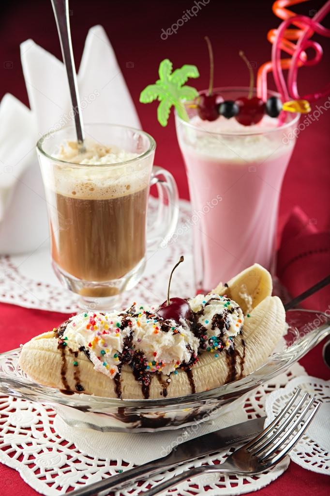 Helado de Sundae, Banana Split, batido y coctel 2023