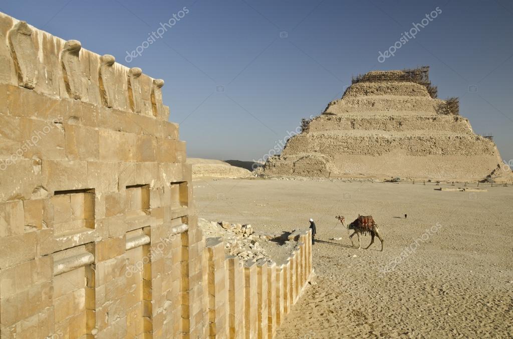 Pirámide de Djoser y Pared del Templo con Cobras en Saqqara 2024