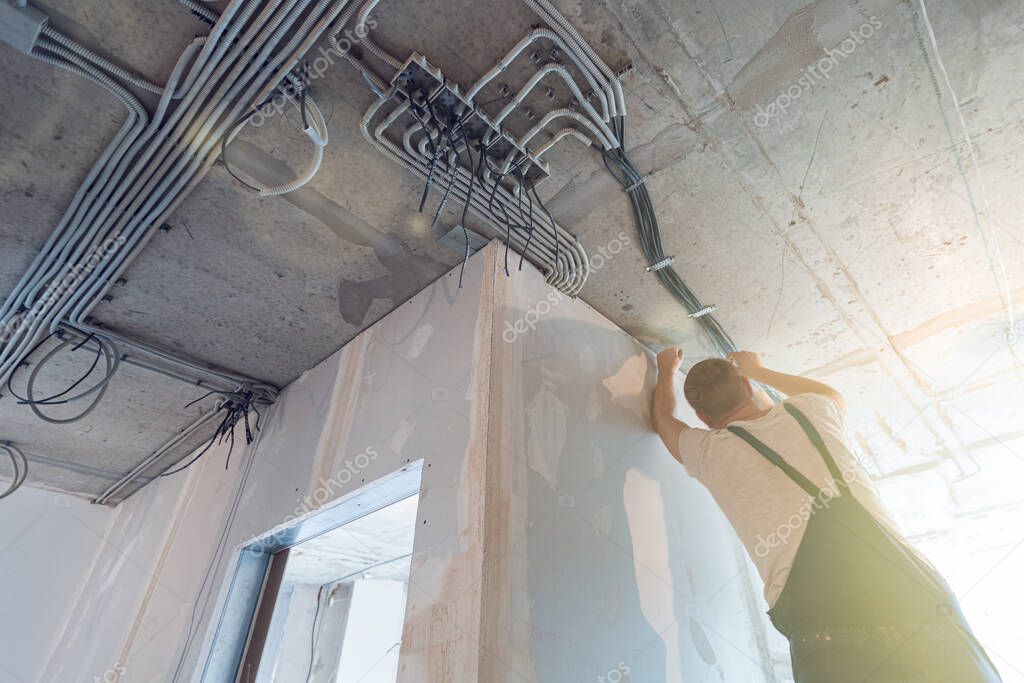 Trabajador est instalando los cables el ctricos en el techo que es la ...