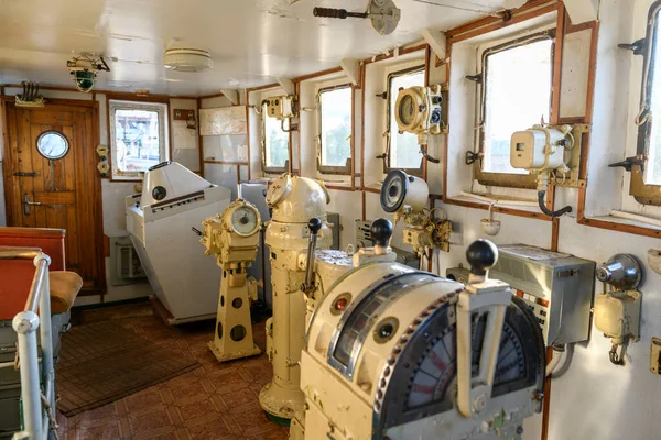 Bridge wheelhouse Stock Photos, Royalty Free Bridge wheelhouse Images ...