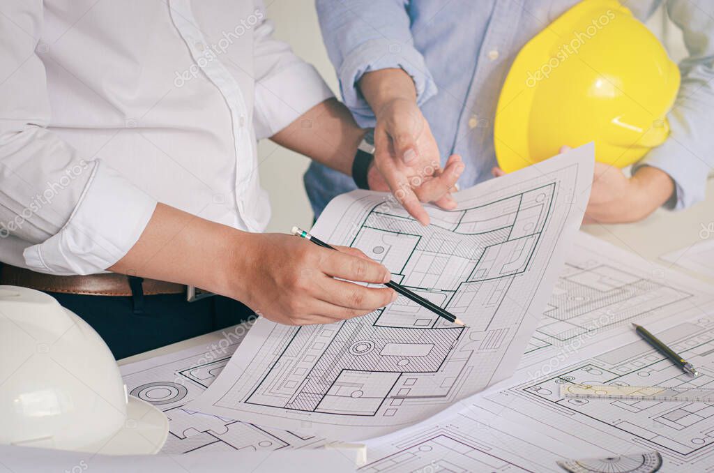 dos ingenieros de obra de hombres de negocios Trabajar en planos y discutir planos de planta ...