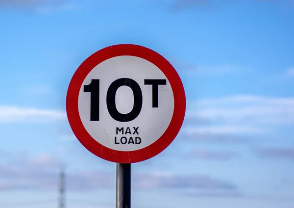 Una señal de advertencia redonda con un límite máximo de carga de 10 ...
