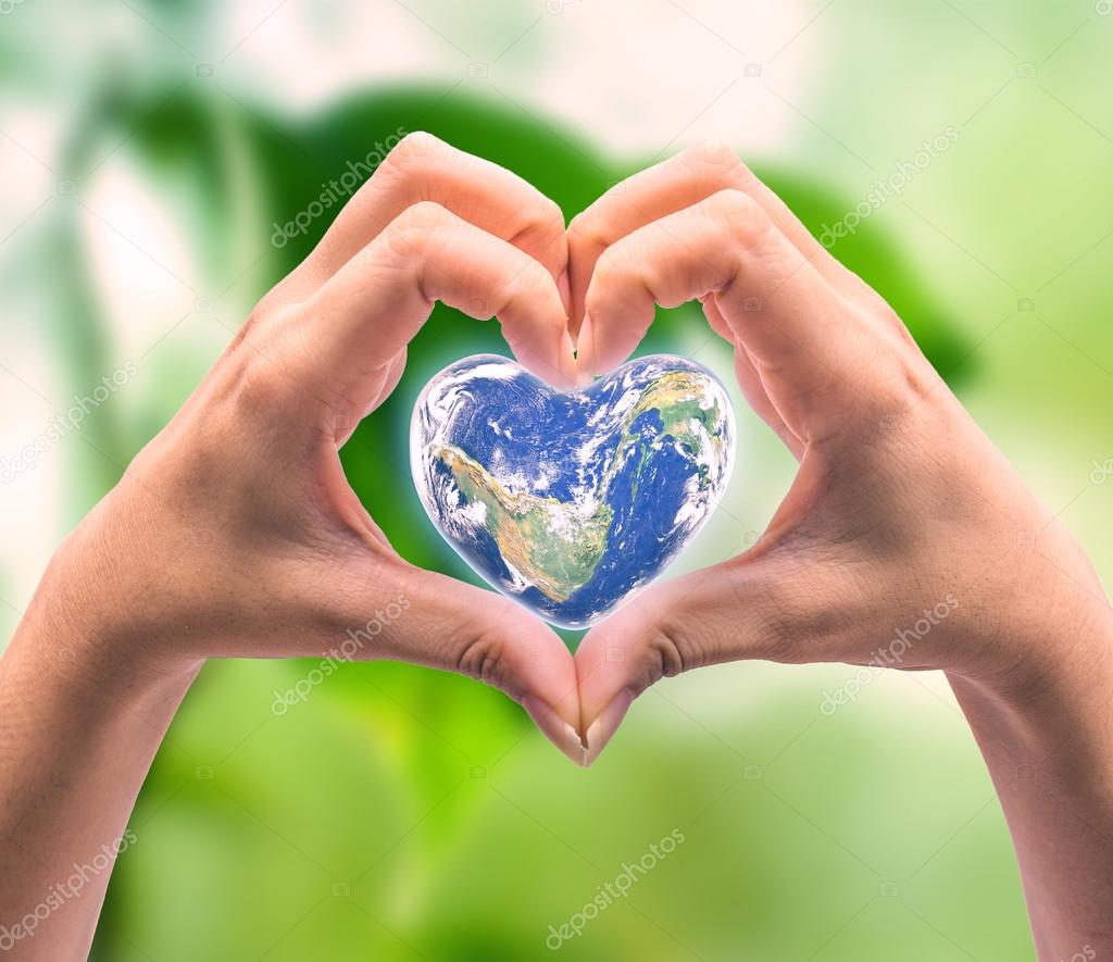 Mundo en forma de corazón con más de las mujeres manos humanas 2023