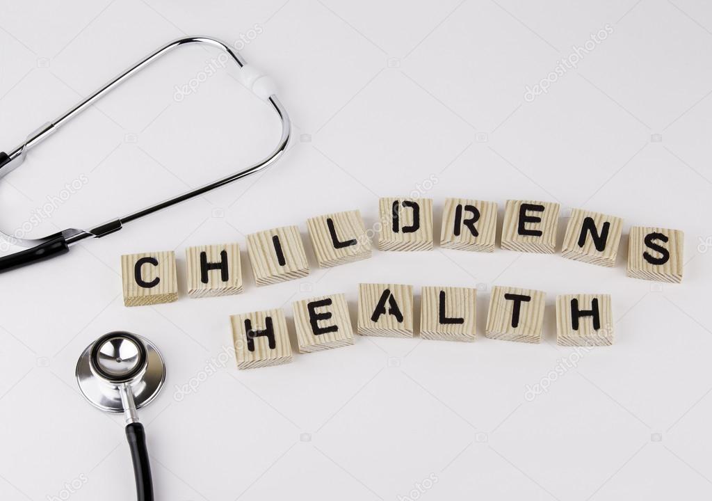 Texto: NIÑOS SALUD de letras de madera en escritorio de oficina blanco 2023