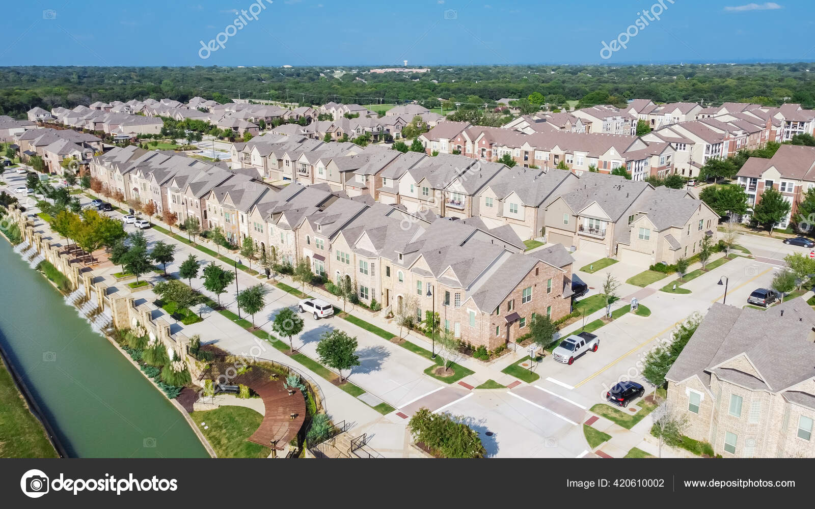 Nuevas casas adosadas junto al río y complejo de apartamentos en el centro de Flower Mound ...
