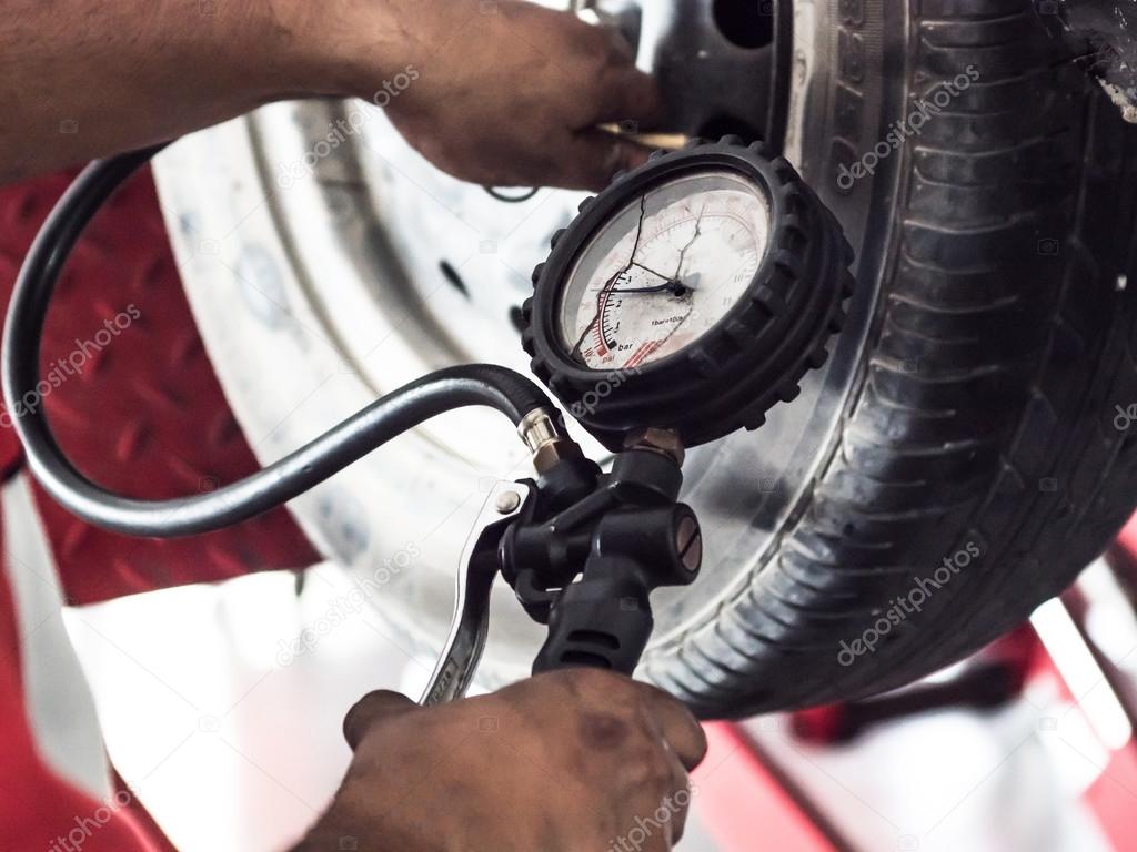 Control mec nico y medici n de neum ticos de autom viles en el garaje 2024