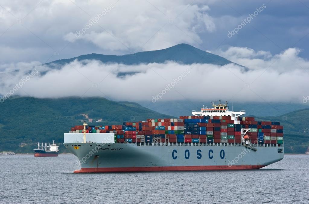 Nakhodka. Rusia - 18 de julio de 2016: Embarcación portacontenedores COSCO Hellas anclada en las ...