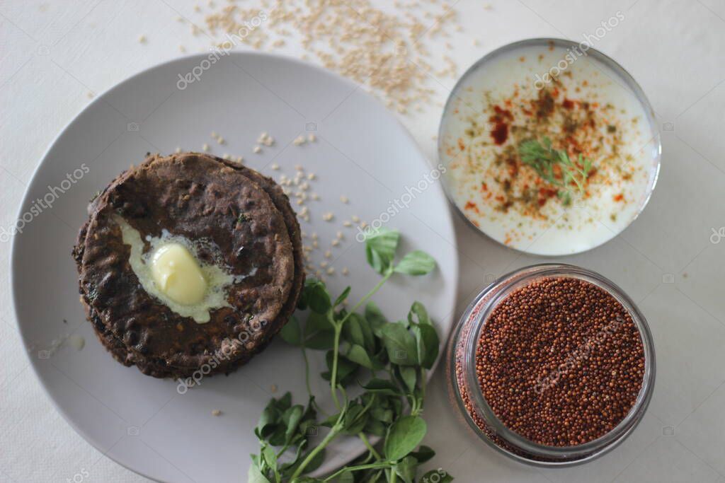 Pan plano con mijo de dedo y hojas de alholva servidas con cuajada de ...