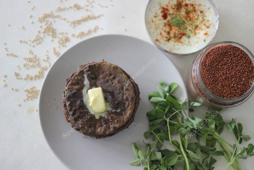 Pan plano con mijo de dedo y hojas de alholva servidas con cuajada de ...