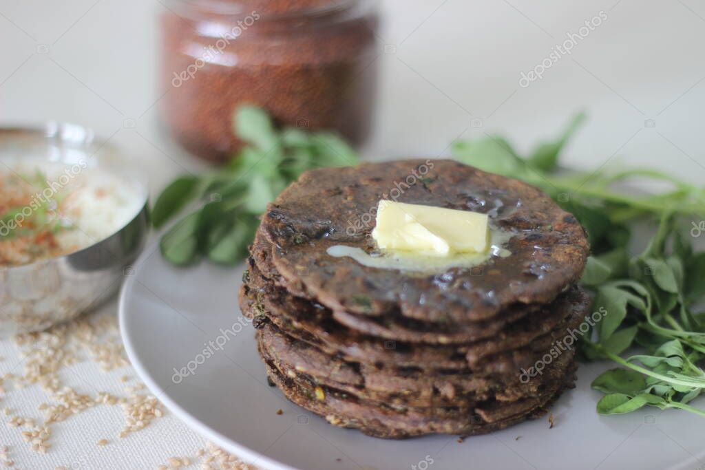 Pan plano con mijo de dedo y hojas de alholva servidas con cuajada de ...