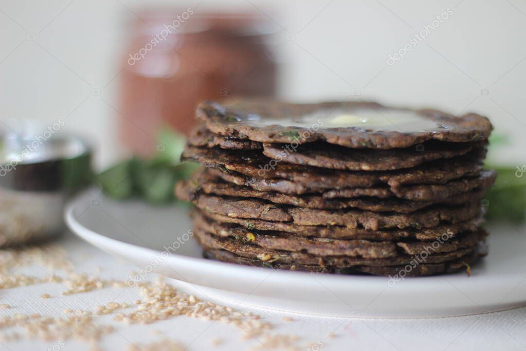 Pan plano con mijo de dedo y hojas de alholva servidas con cuajada de ...