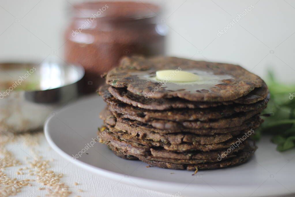 Pan plano con mijo de dedo y hojas de alholva servidas con cuajada de ...