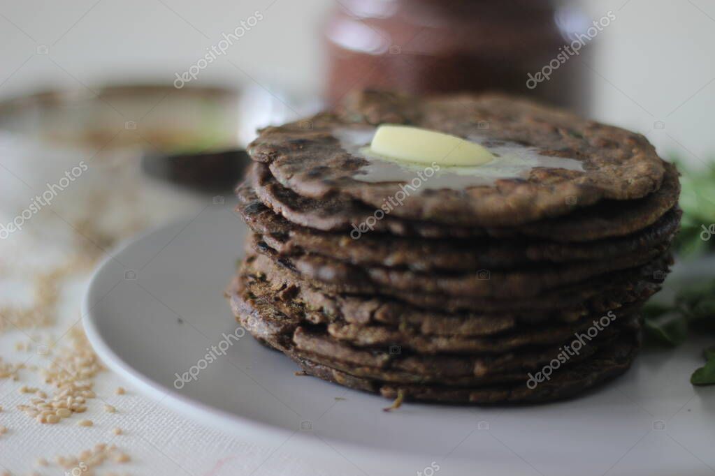 Pan plano con mijo de dedo y hojas de alholva servidas con cuajada de ...