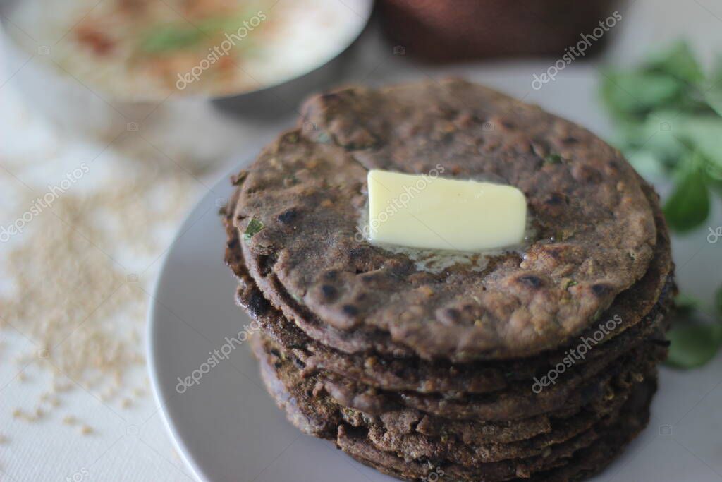 Pan plano con mijo de dedo y hojas de alholva servidas con cuajada de ...