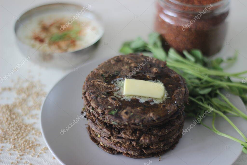 Pan plano con mijo de dedo y hojas de alholva servidas con cuajada de ...