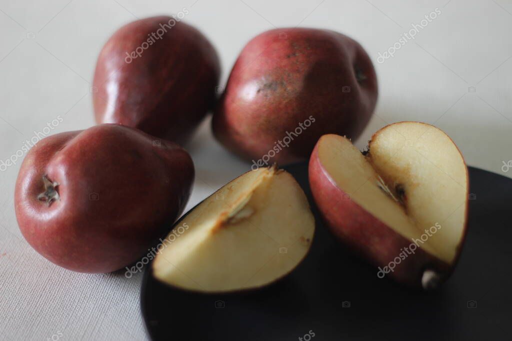 La pera roja Bartlett lleva una verdadera forma de pera piriforme. Una ...