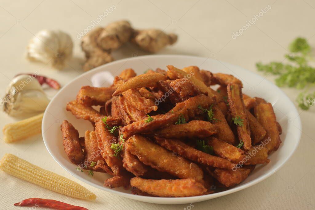 Maíz crujiente frito bebé o buñuelos de maíz bebé preparado por freír ...