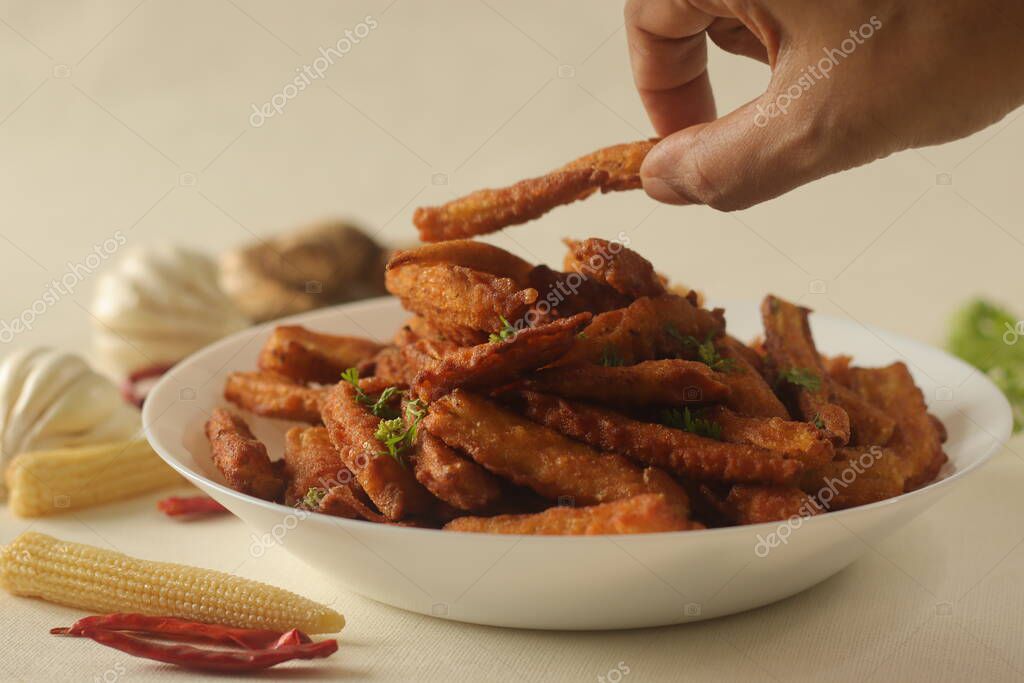 Maíz crujiente frito bebé o buñuelos de maíz bebé preparado por freír ...