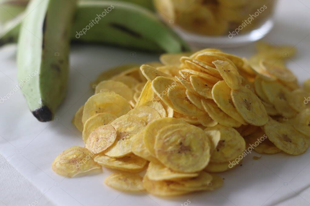 Patatas fritas de plátano hechas por freír bajo rodajas de plátano ...