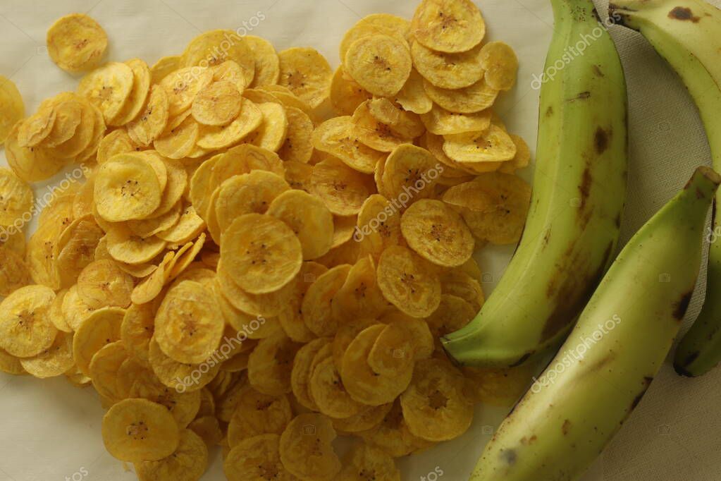 Patatas fritas de plátano hechas por freír bajo rodajas de plátano ...