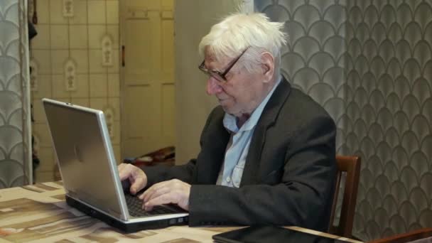 Old man with Computer — Stock Video © vspanorama #64309313