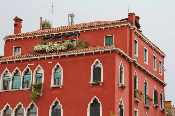 Toits typiques rouges italiens images libres de droit, photos de Toits ...