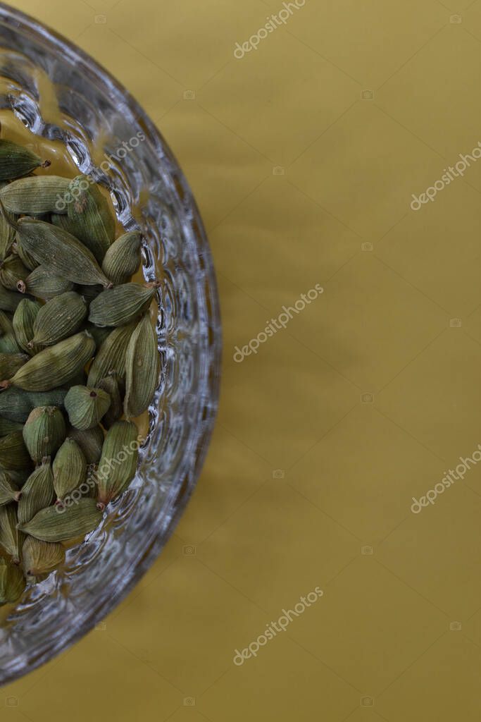 Dired cardamomo Elaichi elam son una parte esencial del kit de especias ...