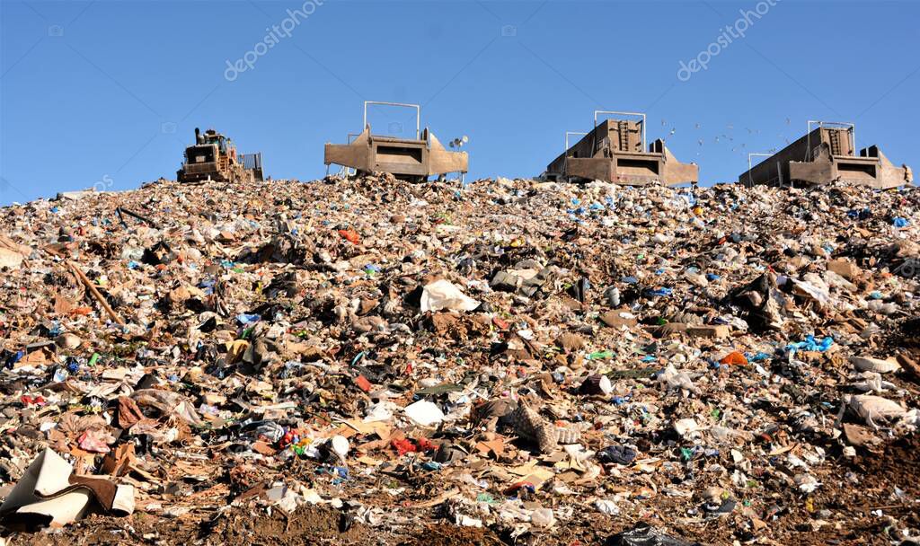 Un vertedero, también conocido como vertedero, vertedero, vertedero o ...