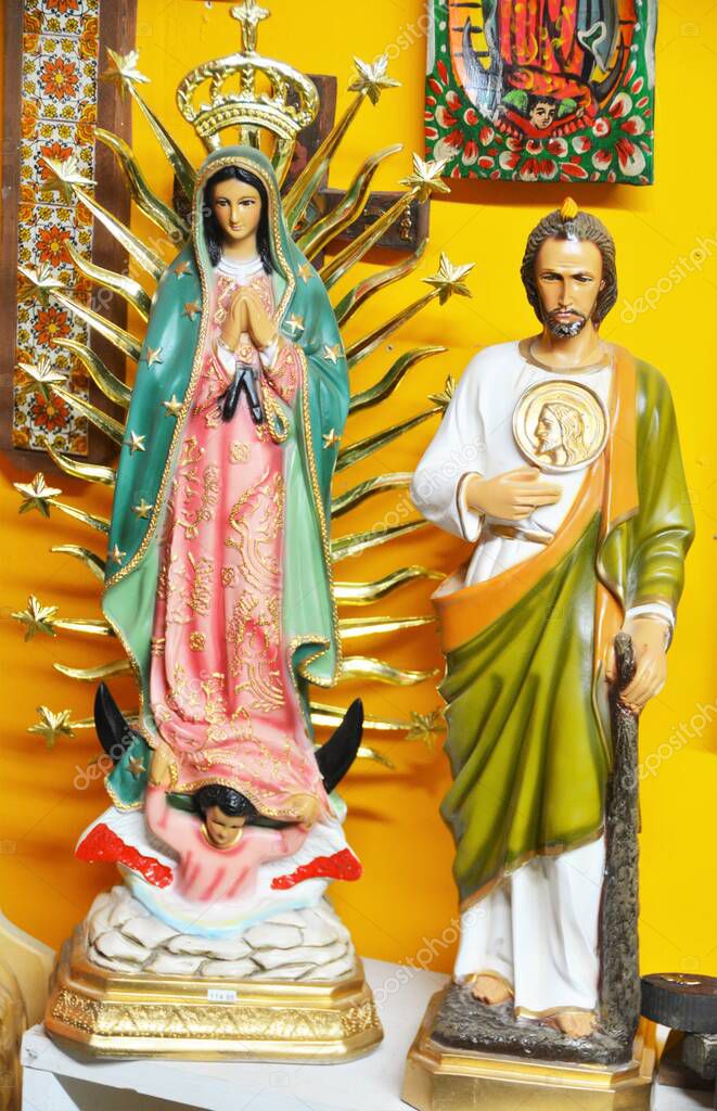 Las estatuas y figuras religiosas de María y Jesús son recordatorios ...
