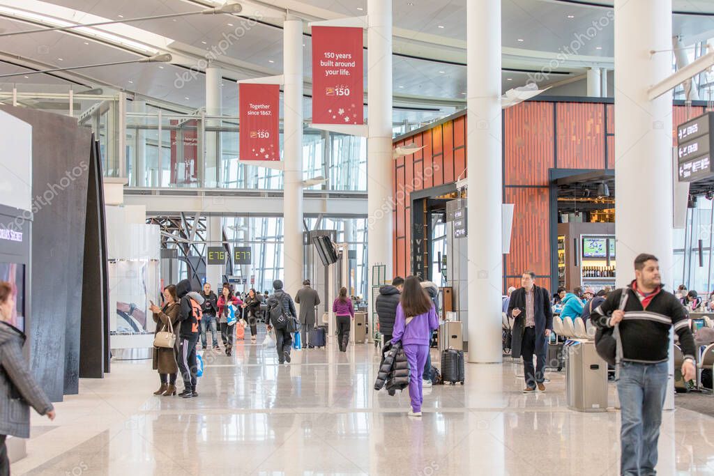 TORONTO, CANADÁ - 2 DE ENERO DE 2018: PUEBLOS EN TORONTO PEARSON ...