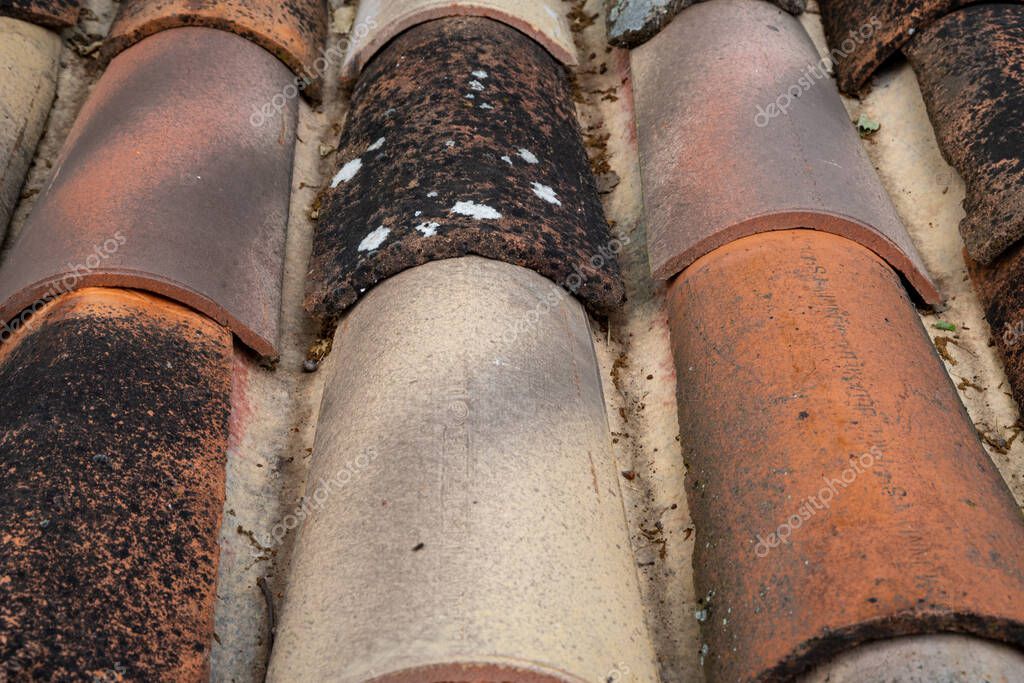 Techo de baldosas mediterráneo antiguo fotografiado desde oblicuo desde ...