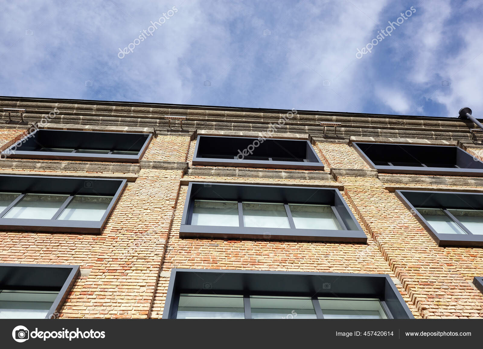 Fassade Eines Alten Fabrikgebäudes Backsteinbau Mit Fenstern Und ...