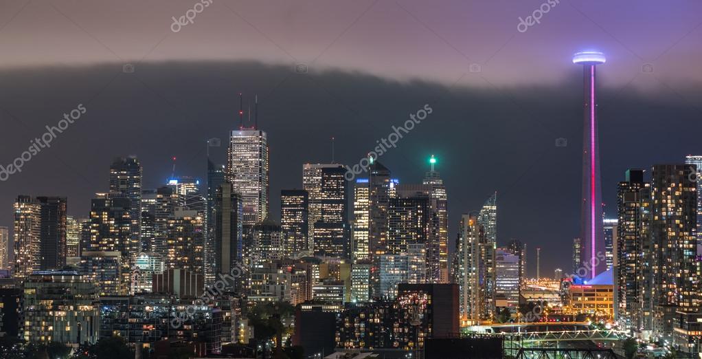 El borde de la nube corta a través del aire húmedo caliente de la noche ... El borde de la nube corta a través del aire húmedo caliente de la noche ...